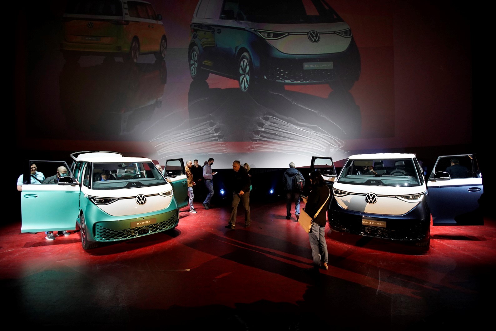 Premieră electrică în România: noul Volkswagen ID. BUZZ poate fi văzut în noul concept store ...